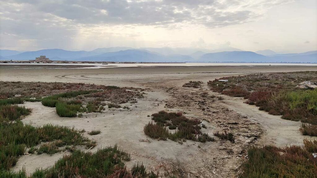 Μια απέραντη καινούργια παραλία γεννήθηκε στο Ναύπλιο