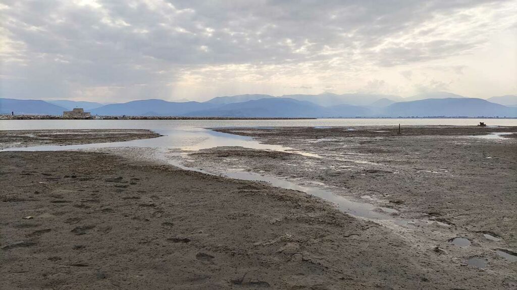 Μια απέραντη καινούργια παραλία γεννήθηκε στο Ναύπλιο