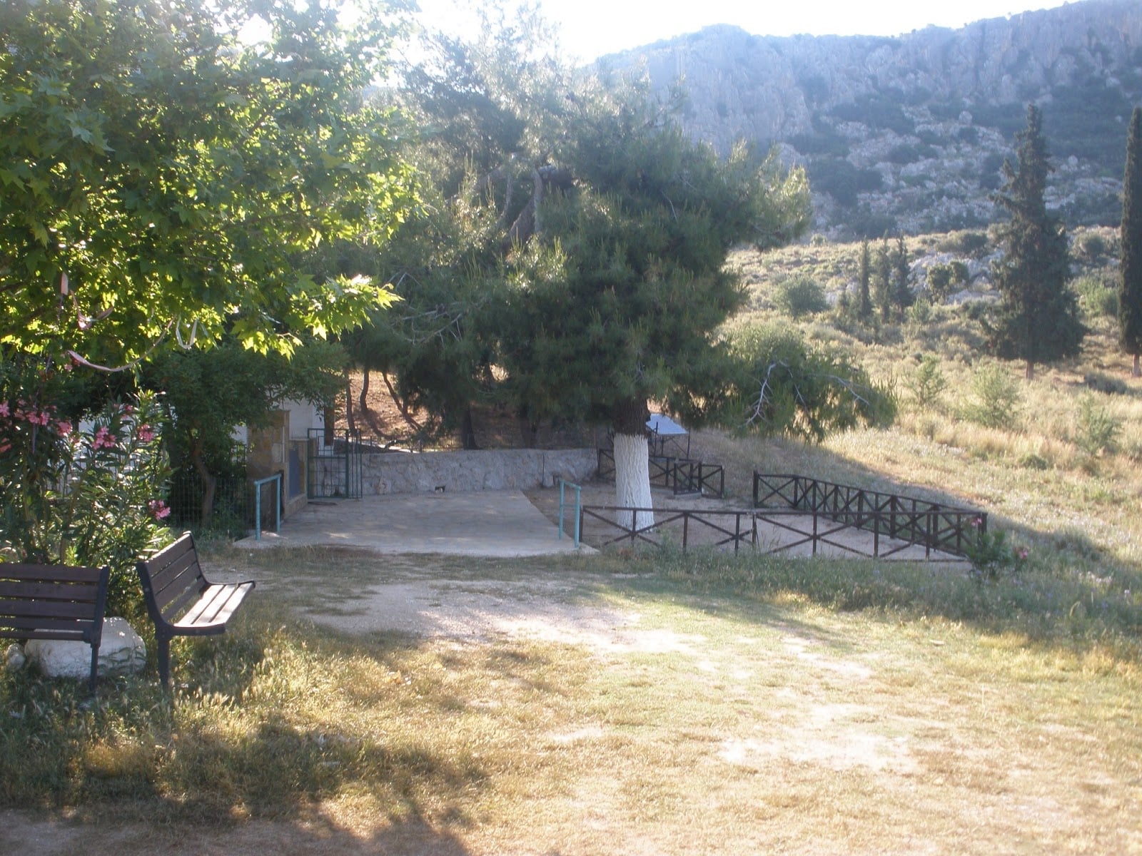 Γιορτάζει ο Άγιος Ιωάννης Θεολόγος στην Καραθώνα με φόντο το ...