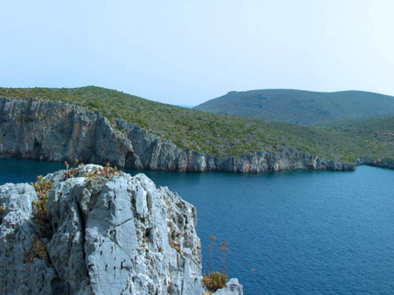 Το μεσαιωνικό χωριό της Πελοποννήσου με τους φανταστικούς ουζομεζέδες ...