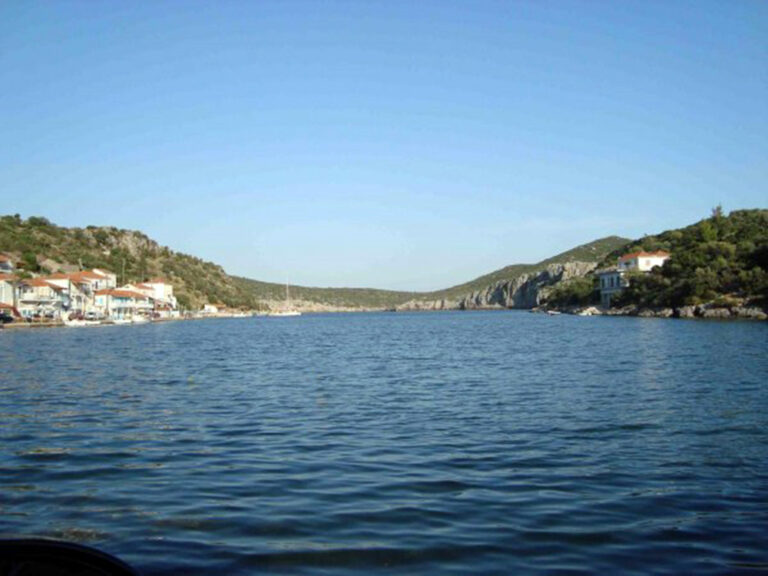 Το μεσαιωνικό χωριό της Πελοποννήσου με τους φανταστικούς ουζομεζέδες ...
