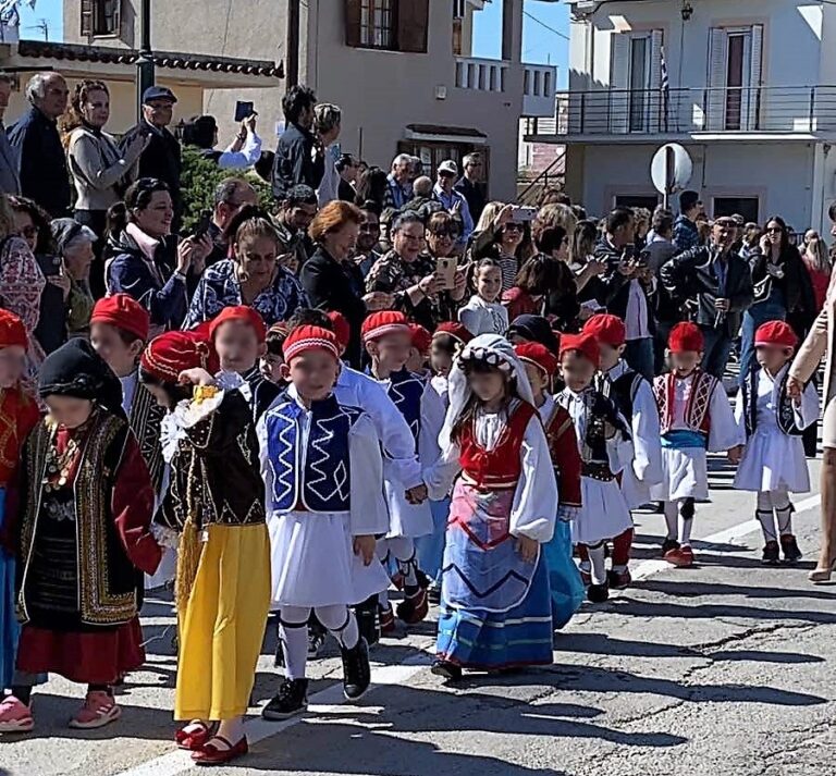 Αγία Τριάδα: Εντυπωσιακές στολές (Φωτογραφίες από την παρέλαση)