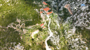 Το περιβόλι της Παναγίας ανάμεσα στους βράχους που αγναντεύει τα νησιά ...
