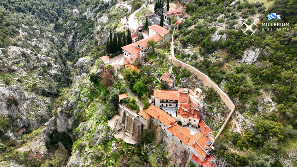 Το περιβόλι της Παναγίας ανάμεσα στους βράχους που αγναντεύει τα νησιά ...