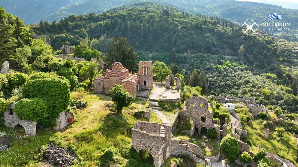 Το περιβόλι της Παναγίας ανάμεσα στους βράχους που αγναντεύει τα νησιά ...