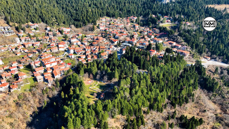 Το ελατοσκέπαστο χωριό που κερδίζει αμέσως τις εντυπώσεις του επισκέπτη