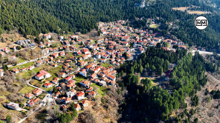 Το ελατοσκέπαστο χωριό που κερδίζει αμέσως τις εντυπώσεις του επισκέπτη