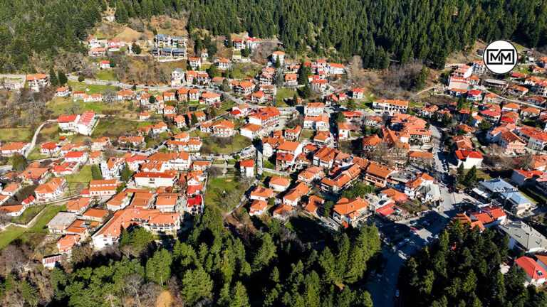 Το ελατοσκέπαστο χωριό που κερδίζει αμέσως τις εντυπώσεις του επισκέπτη
