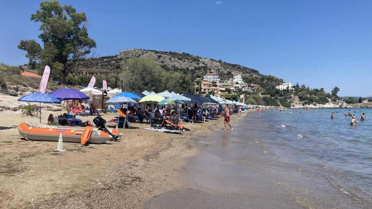 Ξαπλώστρες στην Αργολίδα: Πληρώνουν ακόμα και 50 ευρώ για να …βρέχουν ...